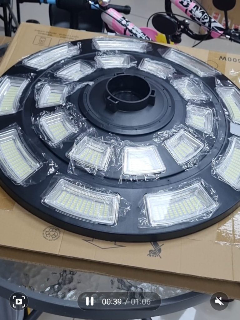 Foco Solar LED UFO 600W con Panel Integrado - Mi Rincón Solar